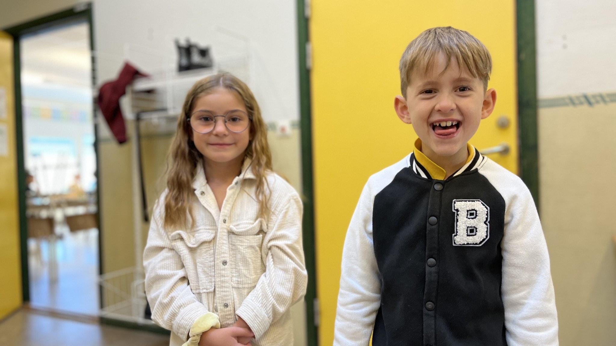 Elsa och Ayaz första skoldag: ”Ska lära oss leka med varandra” - P4 ...