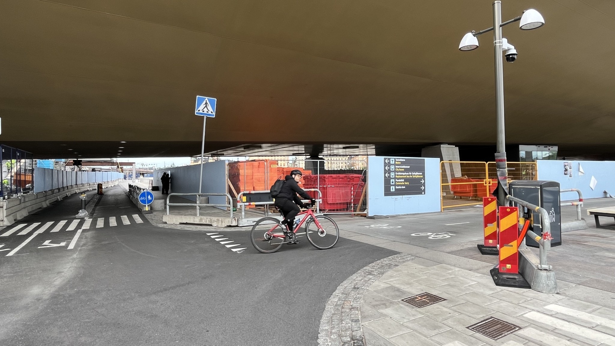 Planen för Slussen: Lastbilar på gång- och cykelvägen | Sveriges Radio