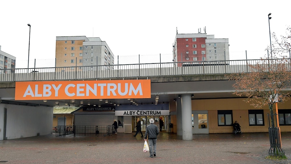 Körde in bil i centrumbyggnad i Alby - P4 Stockholm | Sveriges Radio