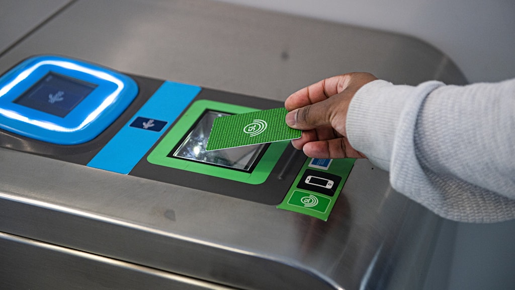 Billigare SL-kort och gratis arbetsskor för vårdanställda | Sveriges Radio