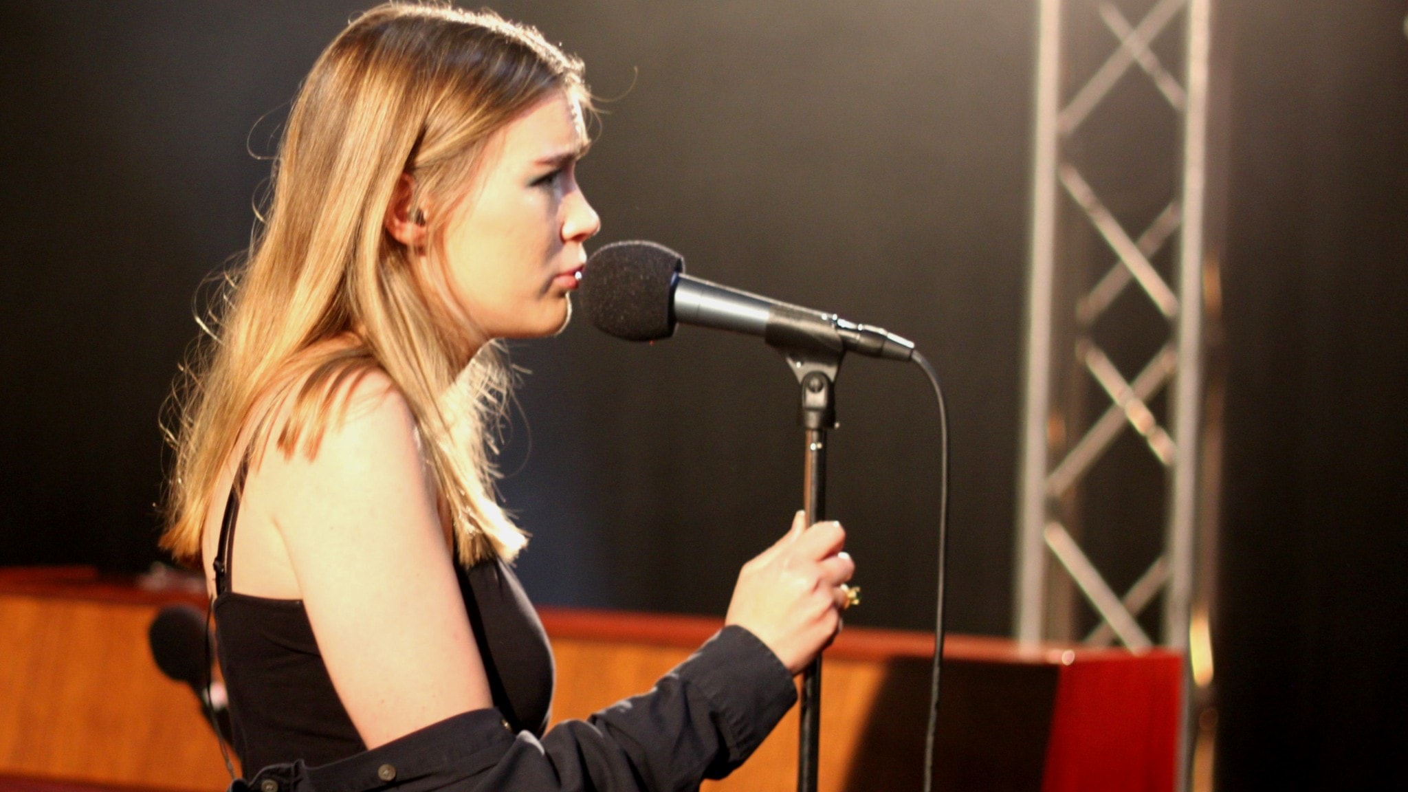 Paula Jivén gör populära låten "Say That" – live på Musikplats - P4 ...