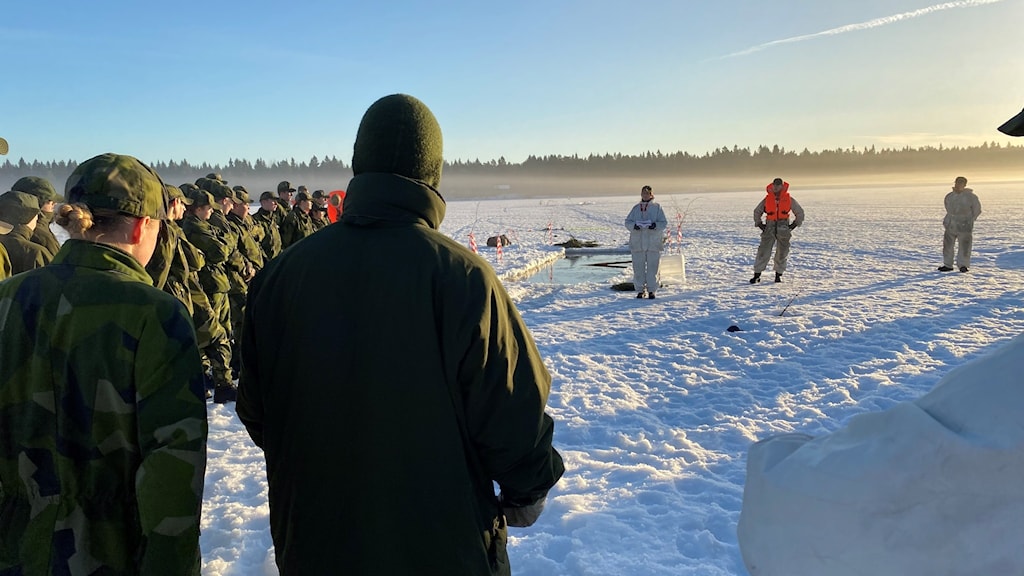 Polis och militär övar på att ramla i isvak - P4 Västerbotten ...