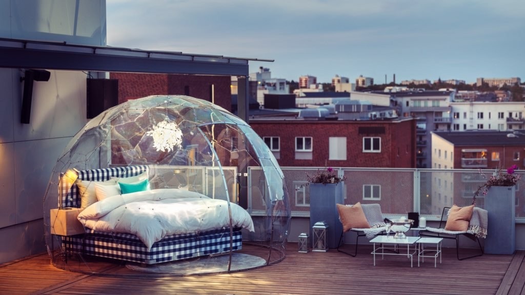 Efter Hotell Hackspett och Utter Inn – nu kan du bo under (nästan) bar ...