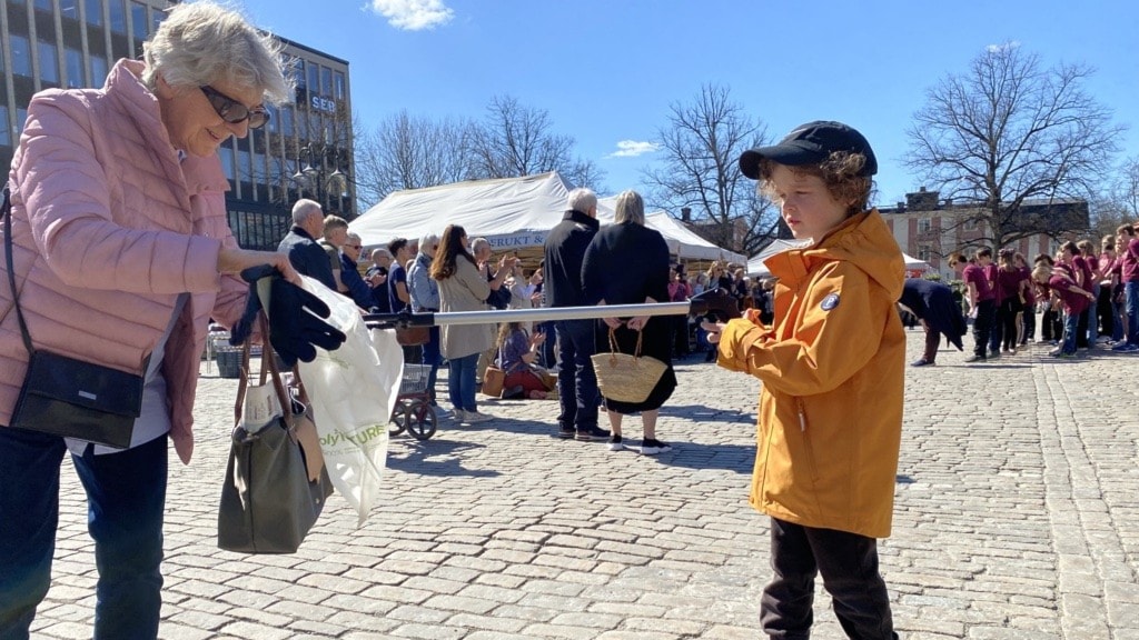 Sexåriga Benjamin plockar skräp med mormor Iwona: "Naturen tycker inte ...
