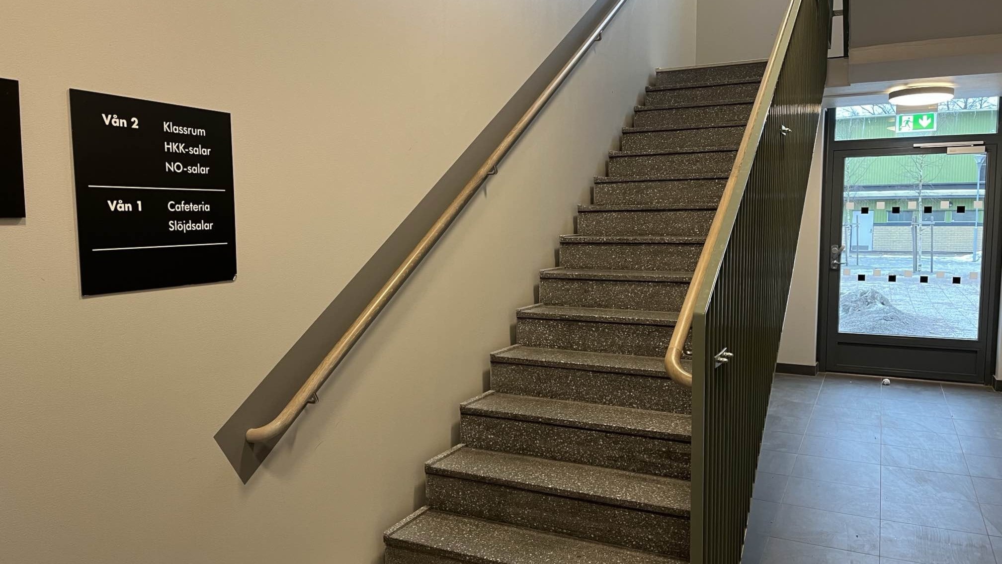 Raketer sköts på skola | Sveriges Radio