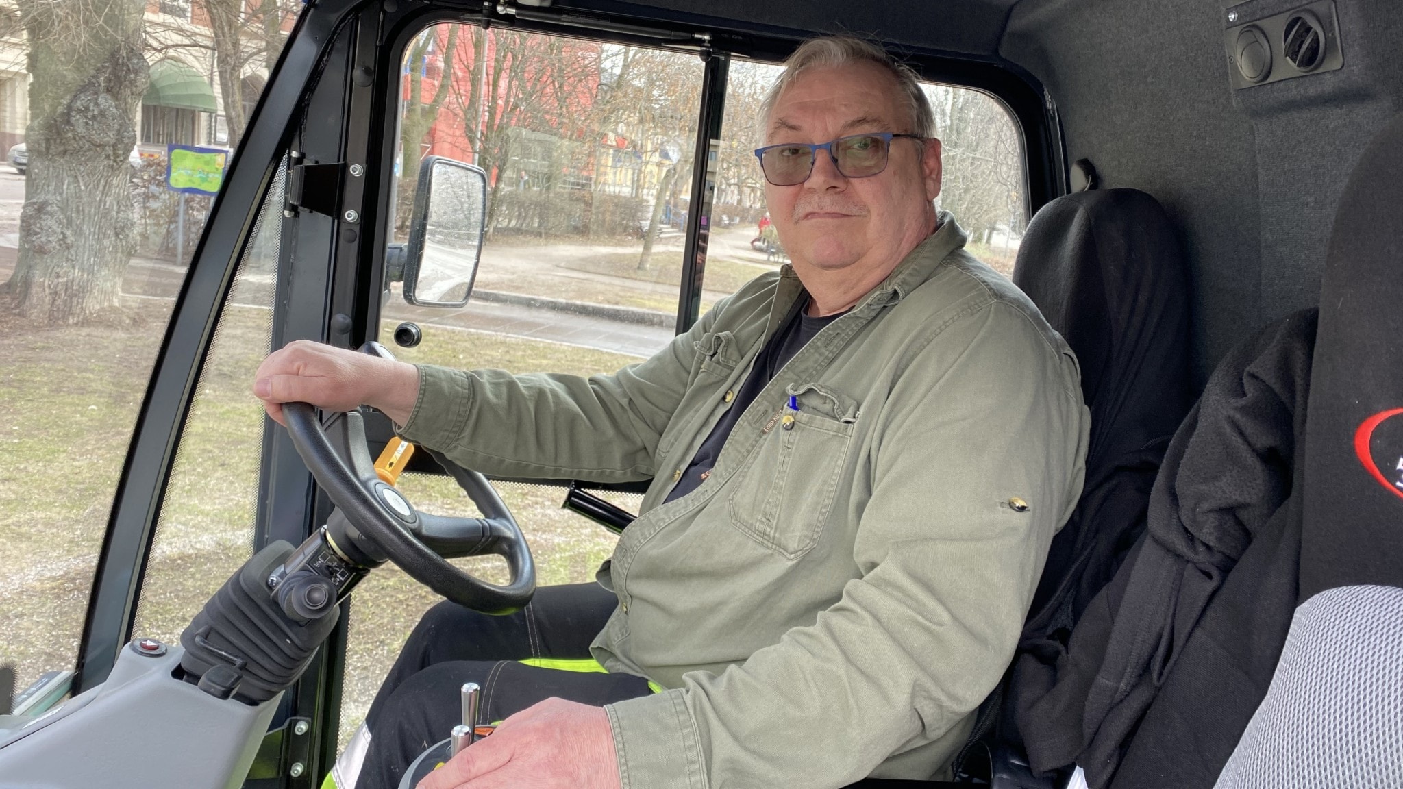Ett av de säkraste vårtecknen – Lars-Ove har startat sopmaskinen ...