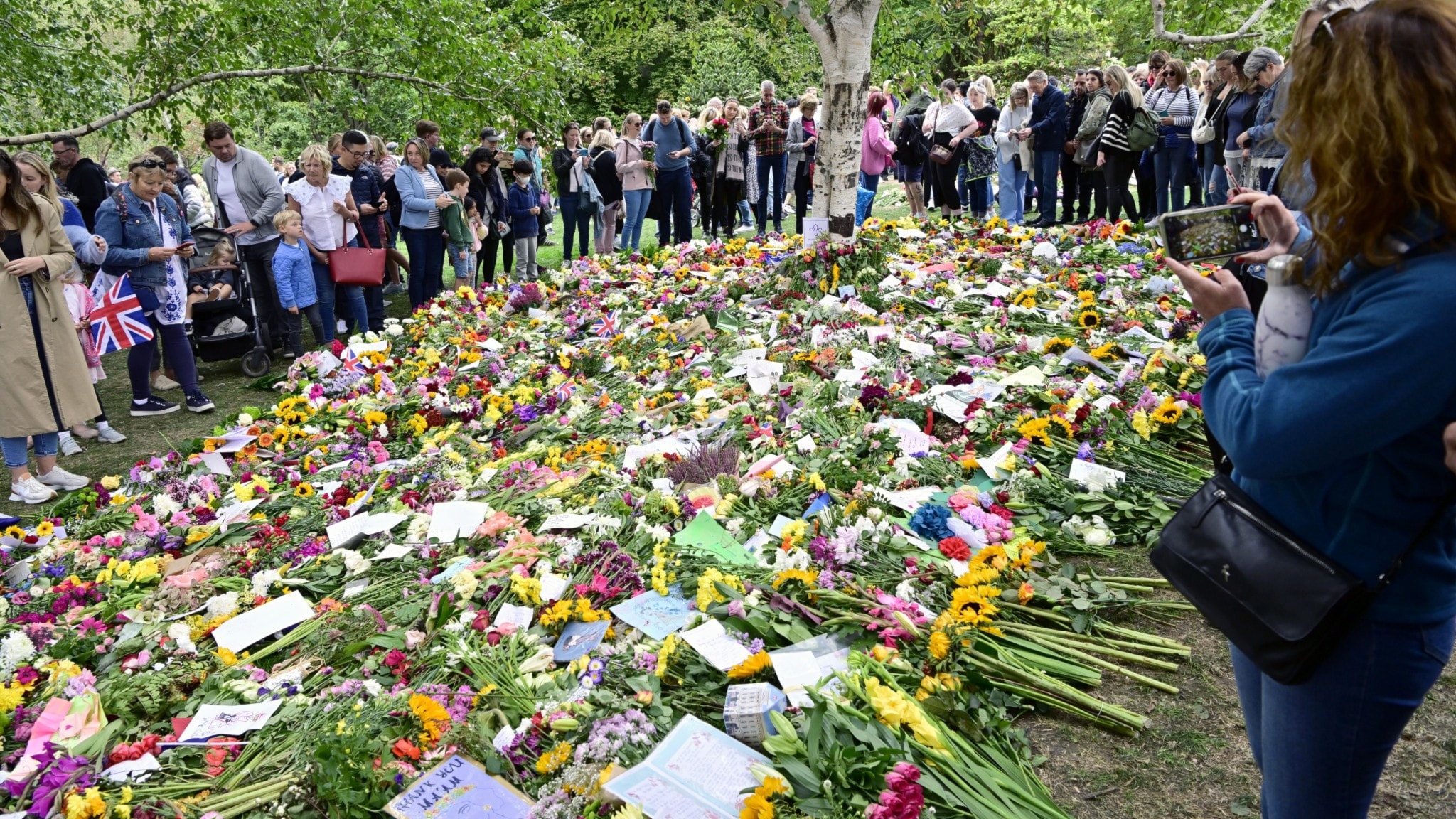 Östgötska Michaela i ett sörjande London: "Mycket blommor, mycket folk ...