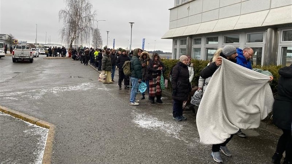 Långa köer för ett provisoriskt pass - P1 Morgon | Sveriges Radio