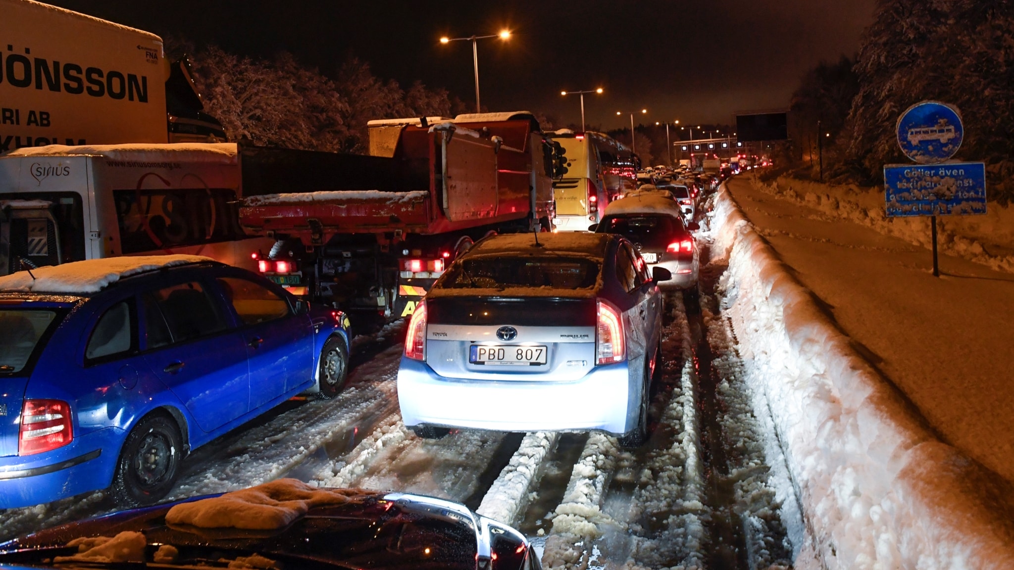 Sweden wakes up to deep snow and freezing temperatures - Radio Sweden ...