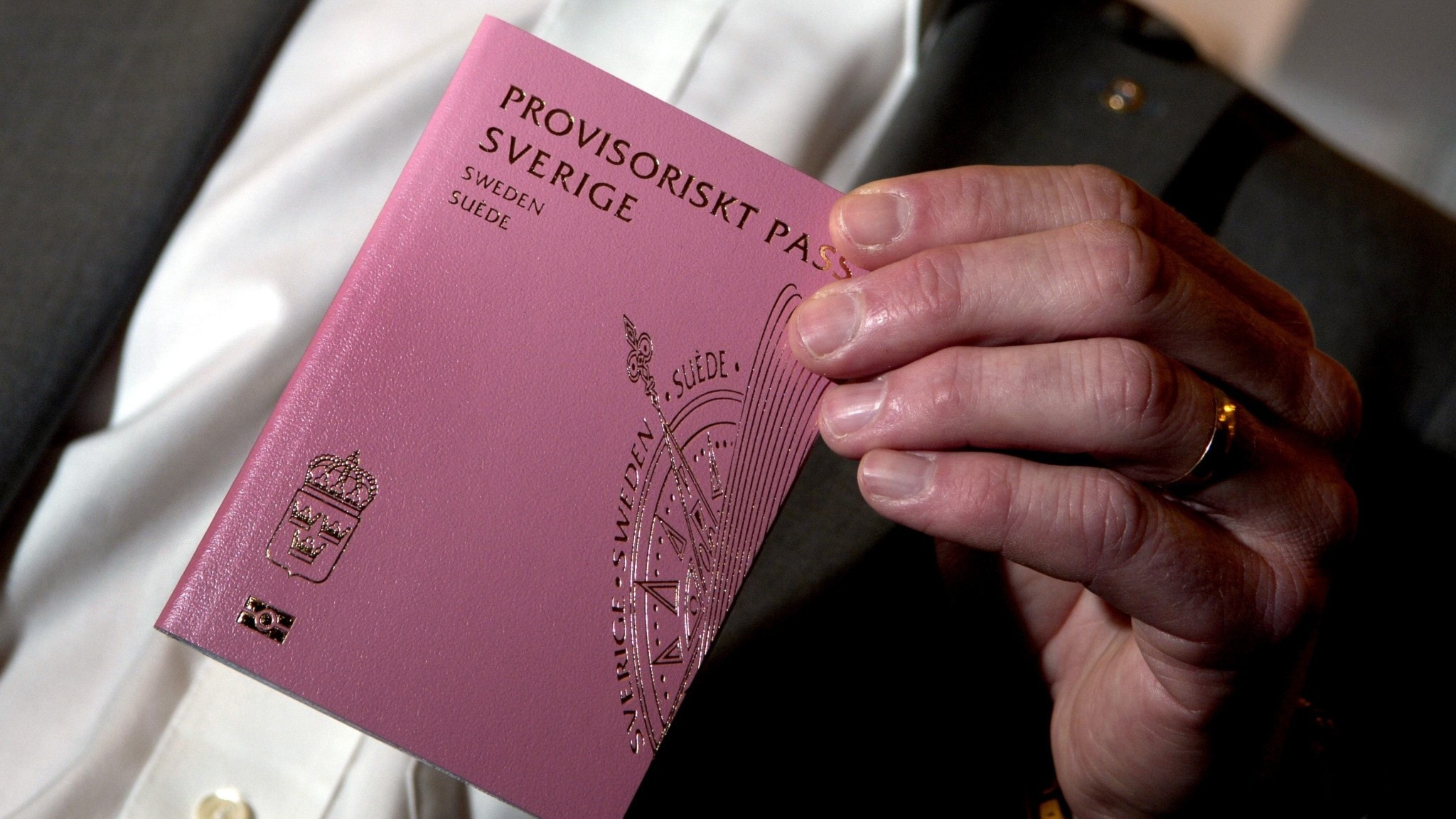 E policia: Na len avri provisoriska pass - Radio Romano | Sveriges Radio