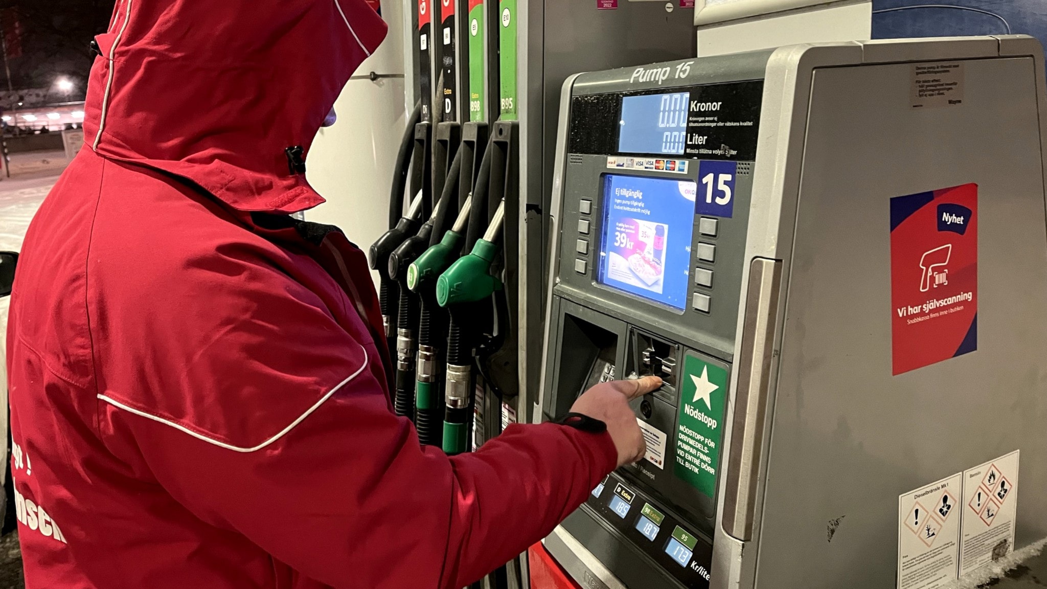 Olika känslor kring billigare bensin och diesel | Sveriges Radio