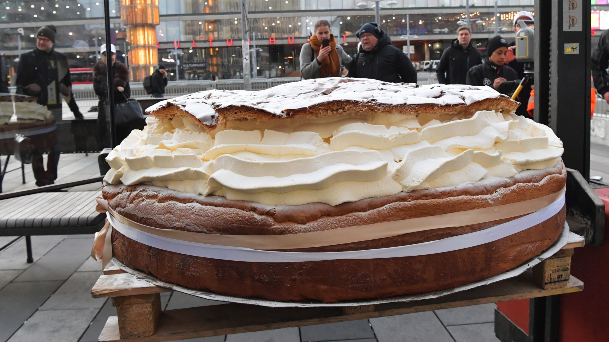 Världens största semla väger 300 kilo - Radio Sweden på lätt svenska ...