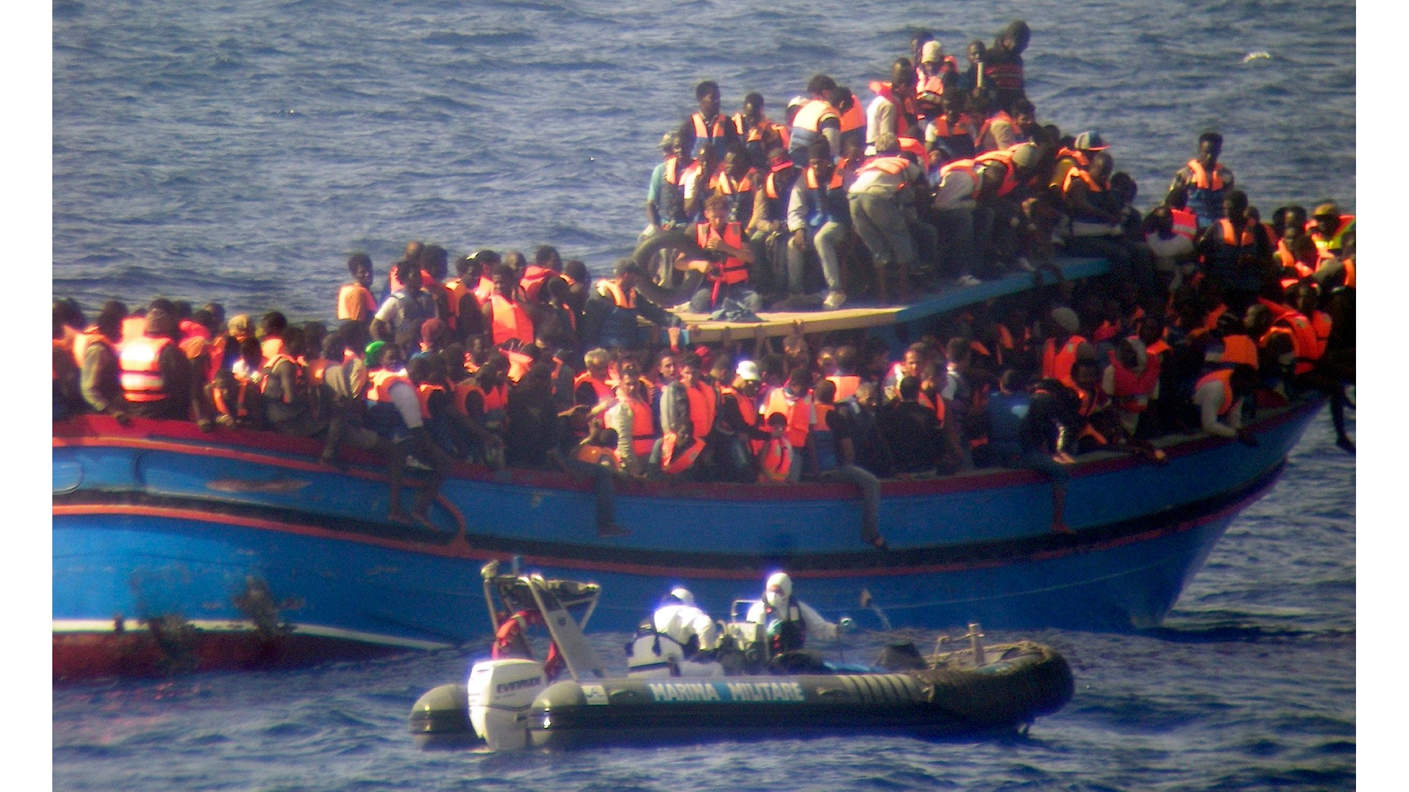 30 flyktingar har hittats döda på en båt i Medelhavet - Klartext ...