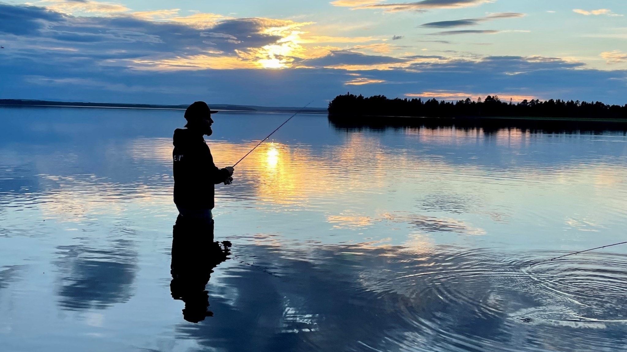 Veckans bild – fiske i sommarnatten - P4 Jämtland | Sveriges Radio