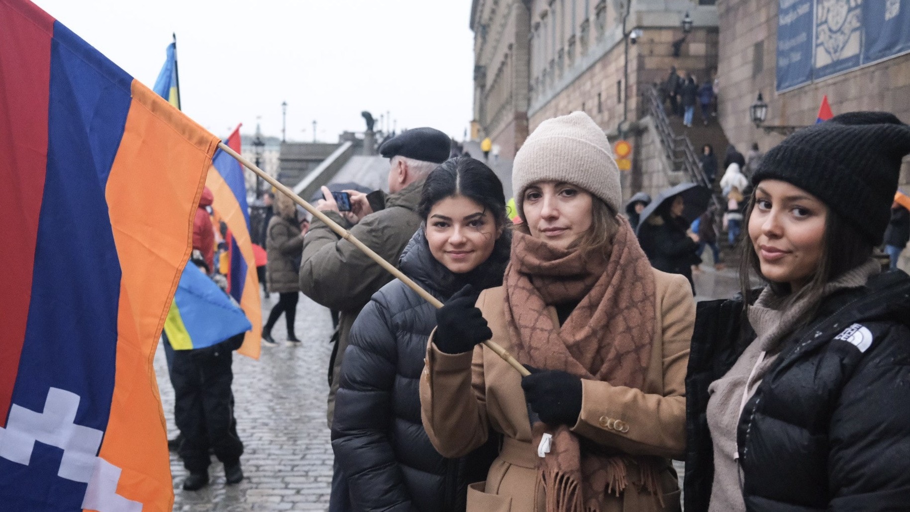 Armenier fruktar humanitär kris: ”Det finns ingenting i affärerna ...
