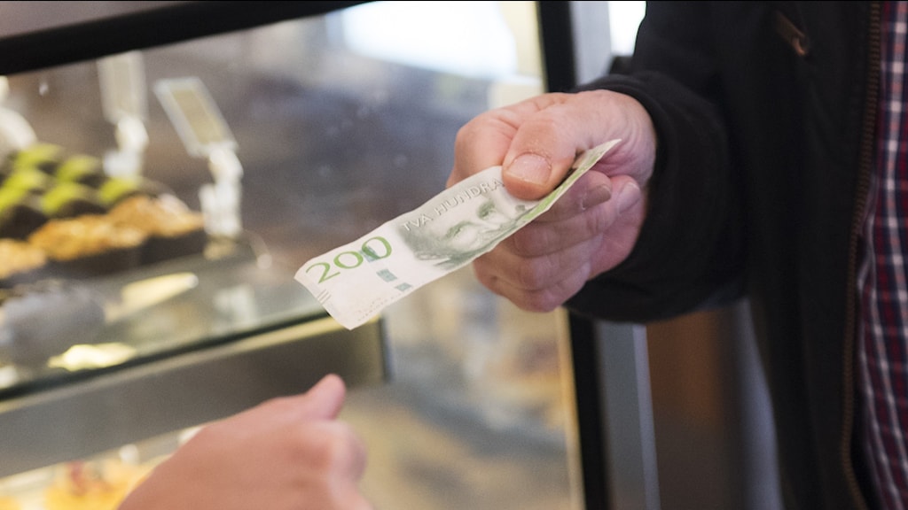 Allt fler vill ha kvar kontanter – men knappt någon använder dem - Ekot ...