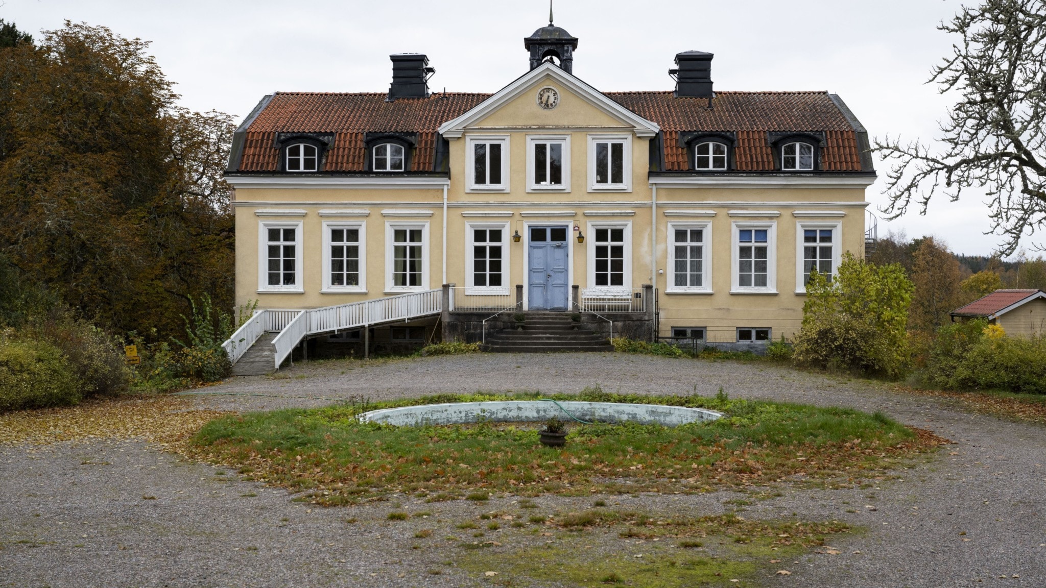 Volontärer rustar gården – Ulf Kristersson kritiseras | Sveriges Radio