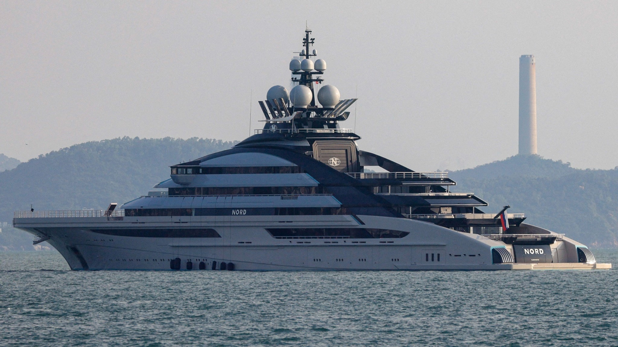 Rysk oligarks lyxyacht nådde Hormuz trots sanktioner | Sveriges Radio
