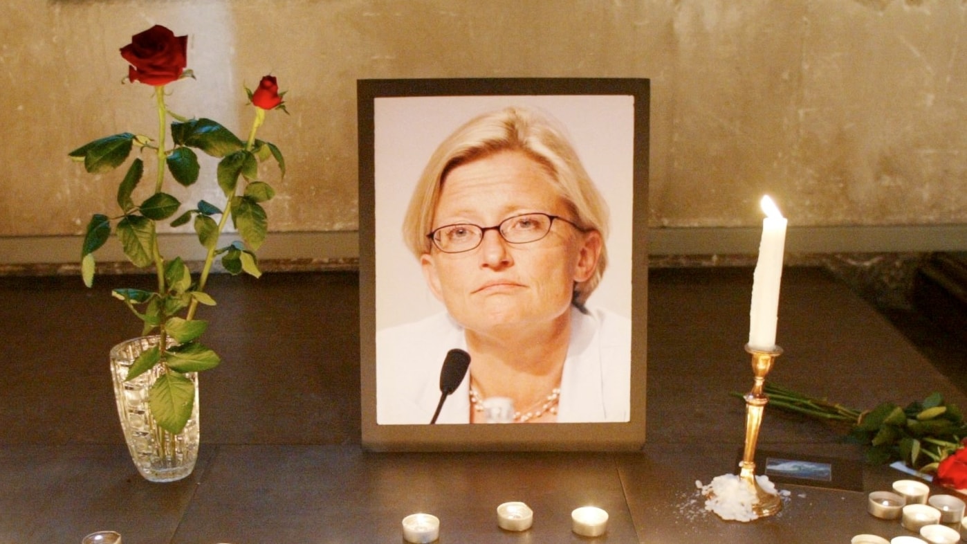15 år efter Anna Lindhs död: Hon satte sig ner bland oss bostadslösa ...