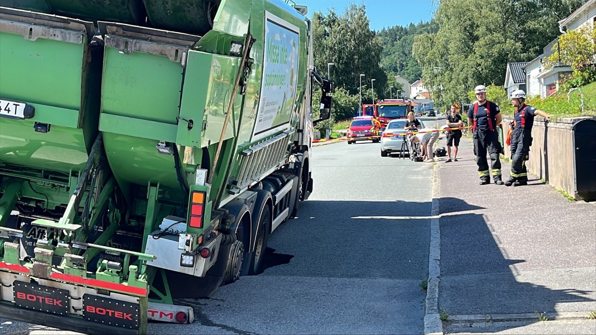 Gata i Jönköping har rasat – Daniels sopbil sitter fast i slukhålet ...