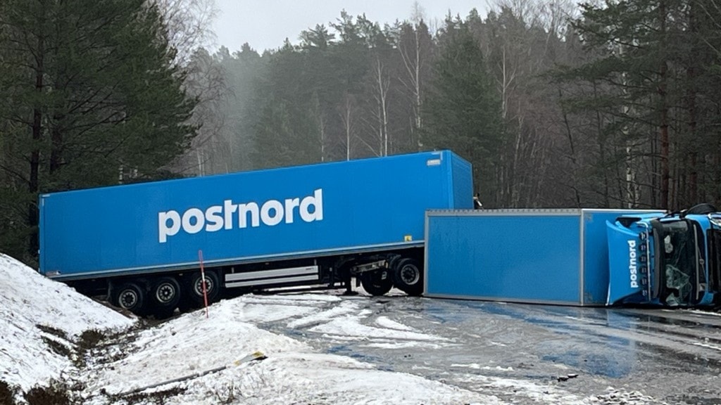 Postnord-lastbil i olycka – vägen avstängd och paketen försenade - P4 ...