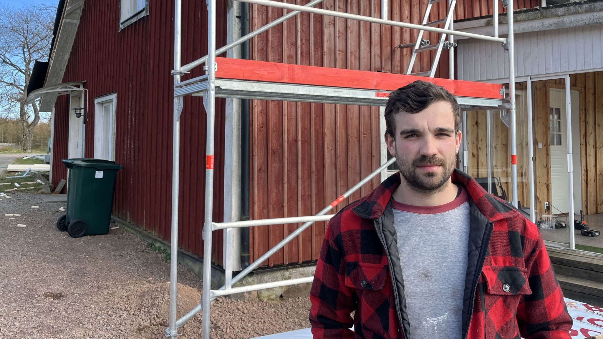 Snickaren Felix startar eget – mitt under byggkrisen | Sveriges Radio