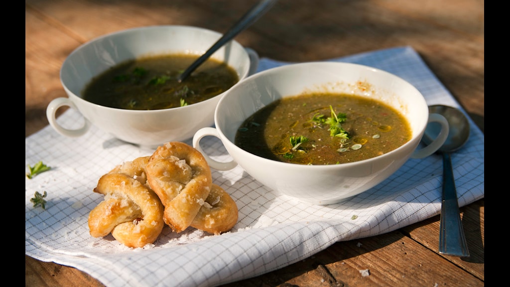 RECEPT: Kall tomat och ramslöksoppa med salta kringlor Kringlor - Meny ...