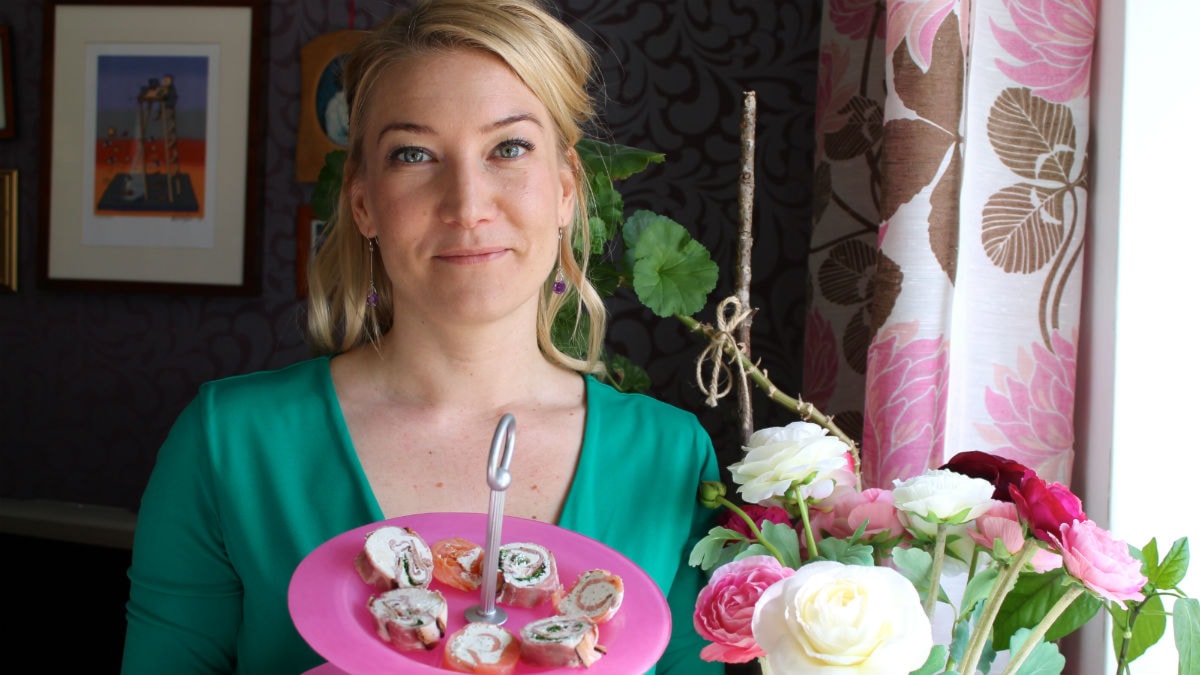 Menys Fia Gulliksson lär författaren Elin Olofsson laga festmåltid 2 ...