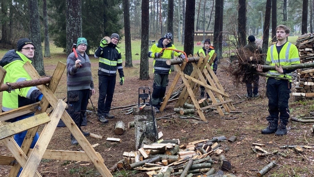 Daglig verksamhet hugger grillved: "Så att andra kan få ha det roligt ...