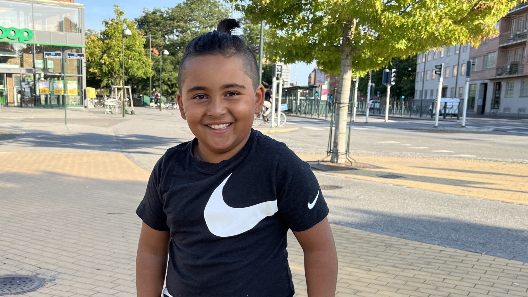 Dewin, 9, sålde majblommor för 44 000: Vill hjälpa folk | Sveriges Radio