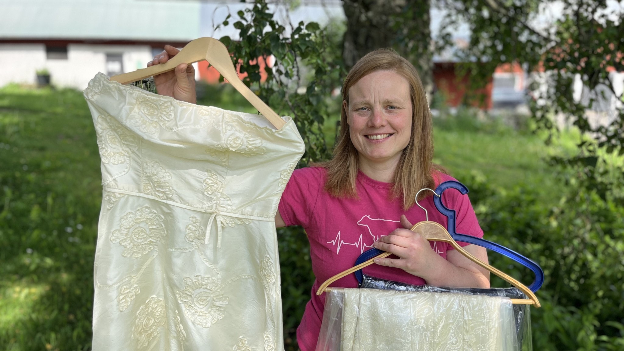 Jessica utanför lånar ut klänningar till studenten | Sveriges Radio